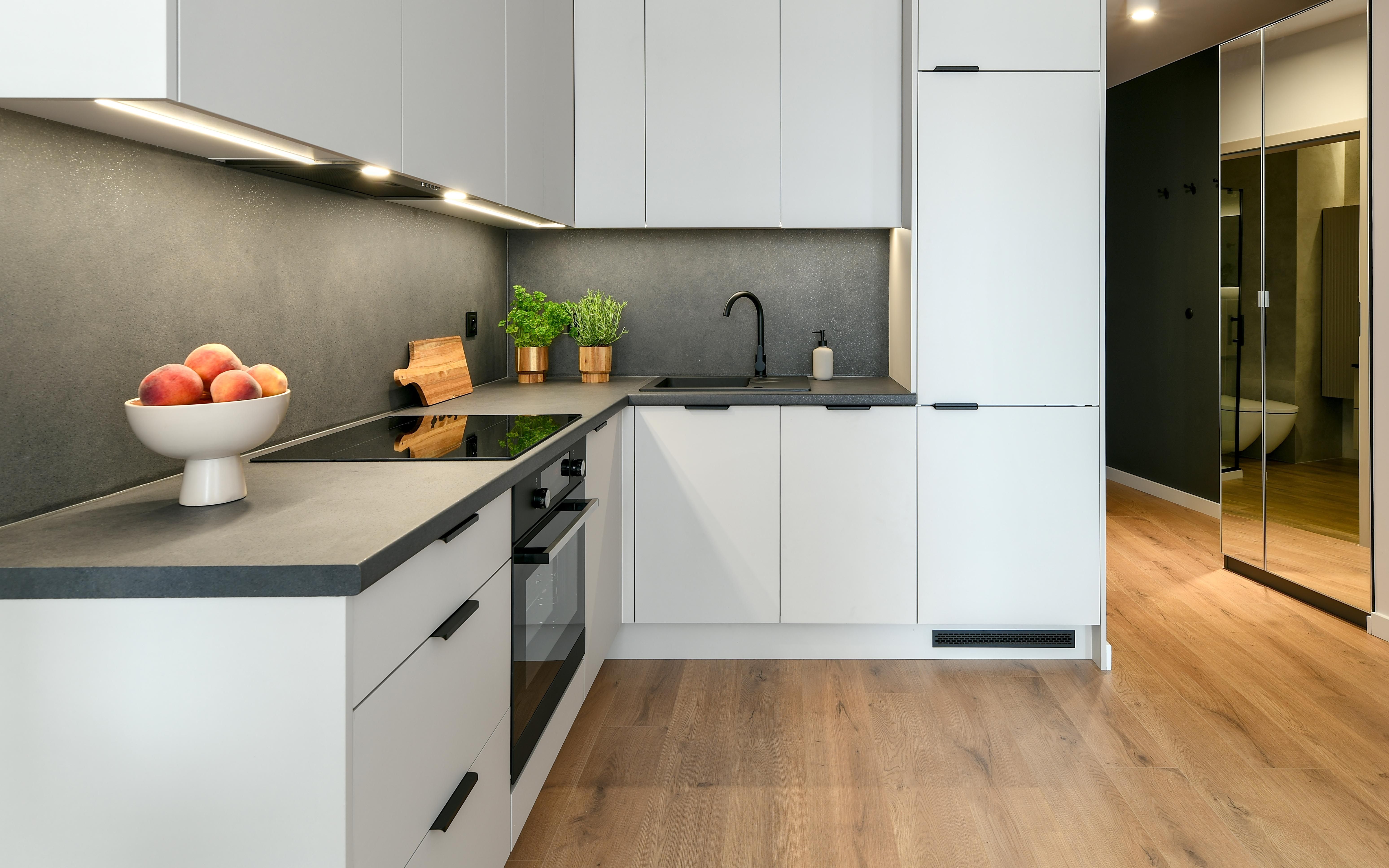 PVC v šíři 100 cm - praktická a ekonomická verze obkladu do kuchyně